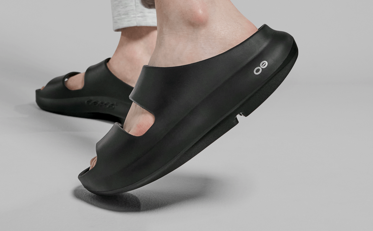 OOFOS Women's OOyea Recovery Slides - Black – oofos.com.au