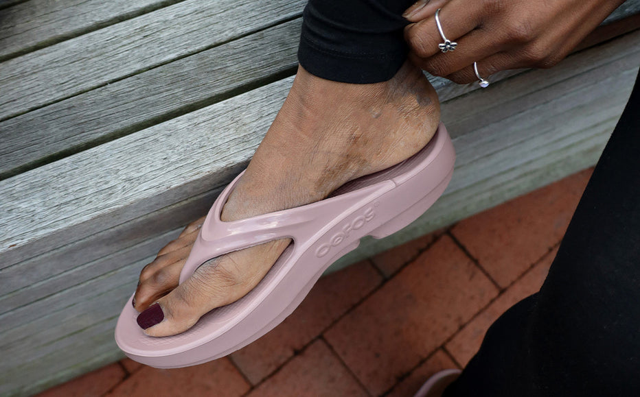 OOFOS Women's OOlala Recovery Thongs, Stardust – oofos.com.au